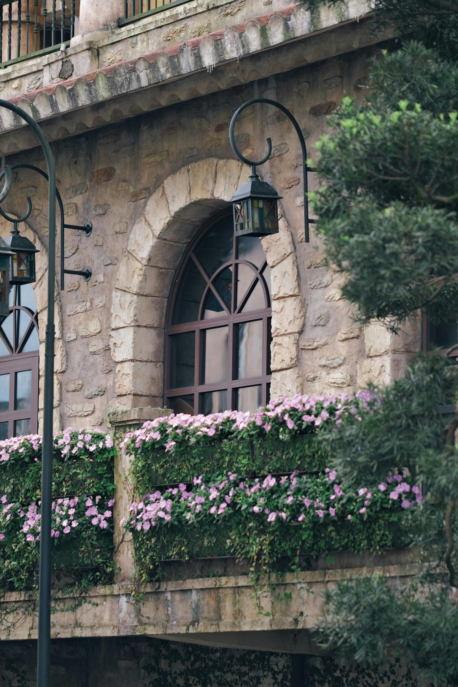 10 Stunning Arched Window Ideas For A Classy Home